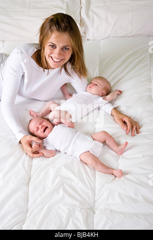 Neugeborene Zwillinge Jungs sind auf dem Bett liegend Stockfotografie - Alamy