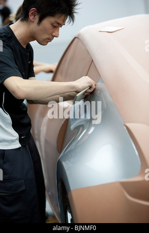 Lehm-Modellierer bei Arbeiten an einem Modell des 'Nissan Fairlady Z ...