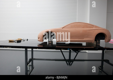Lehm-Modellierer bei Arbeiten an einem Modell des 'Nissan Fairlady Z ...