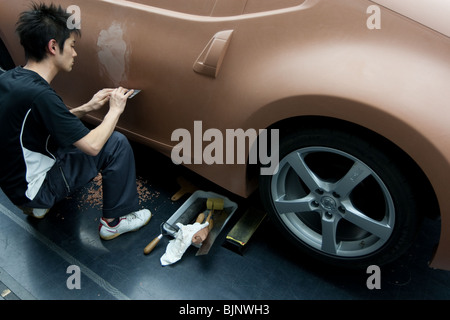 Lehm-Modellierer bei Arbeiten an einem Modell des 'Nissan Fairlady Z ...