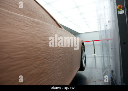 Lehm-Modellierer bei Arbeiten an einem Modell des 'Nissan Fairlady Z ...