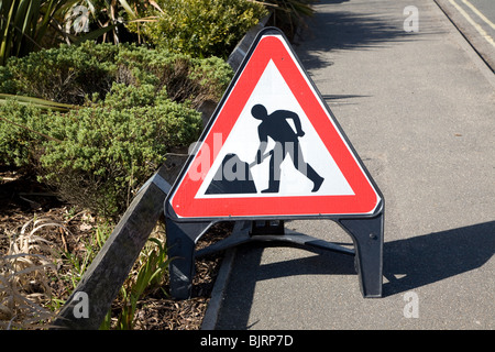 Männer am arbeiten, rotes Dreieck Straßenschild Stockfoto, Bild ...