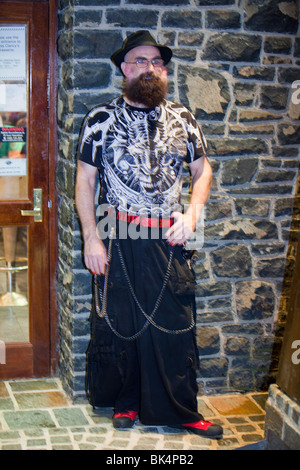 Ein Mann mit Bart und Make-up im Stil der Untoten öffnete an Halloween ...