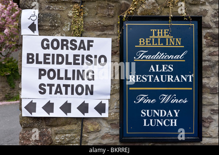 Walisisch und Englisch zweisprachige Schilder, Llyn Alaw, Anglesey ...