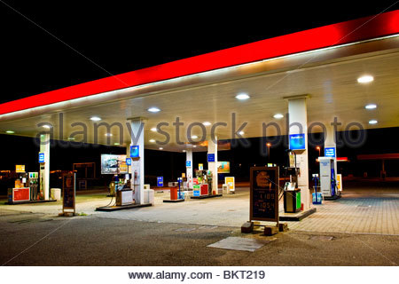 Gas-Tankstelle mit Pumpen in Visso Umbrien Italien Stockfotografie - Alamy