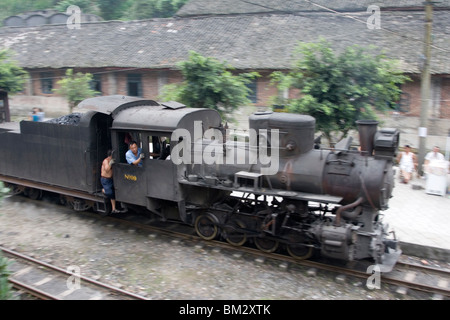 Läuft seine Linie in die Baojiaogou Stadt in Leshan Jiayang Dampfzug ...