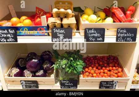 Italienische Obst- und Gemüseladen anzeigen und Eingang Tür, Siena ...
