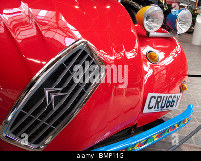 Individuelle und überarbeitete Citroen 2CV Picasso Citroen in Beaulieu ...