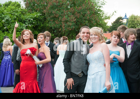 Teenager-Mädchen und jungen verkleidet für ihre weiterführende Schule Abschlussball ...