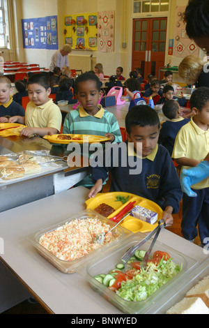 Grundschule-Kantine mit Kindern Essen Stockfoto, Bild: 3224893 - Alamy