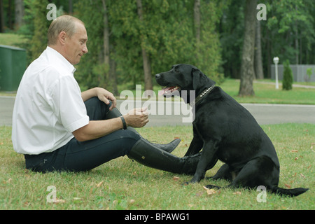 Der russische Präsident Vladimir Putin spielt mit seinem Hund Yume, ein ...