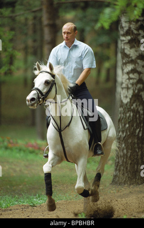 Der russische Präsident Vladimir Putin Reiten an den Ausläufern des ...