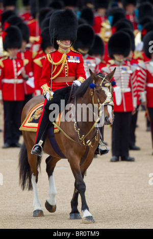 "Roly" Walker, Offizier, Kommandeur der Parade. "Trooping die Farbe ...