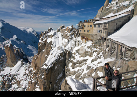 Aussichtspunkt auf dem Gipfel der Aiguille du Midi-Seilbahn in der Nähe von Chamonix Mont-Blanc ...