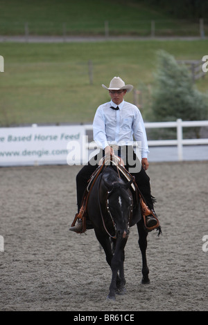 Pferd und Reiter im westlichen Sattlerei Trab um eine arena ...