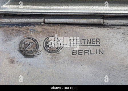 Hermann Göring, ein silberner Zigarettenschachtel mit Luftwaffenadlern ...