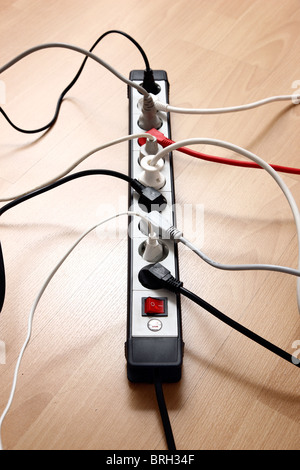 Home-Elektrik, Multi-Socket, Stromleitungen, Steckbrett, Stecker und ...