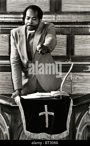 Pastor gibt eine Predigt von Gott in Soutane an einer katholischen ...