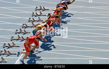 Sprinter Läufer Männer beginnen 100 lfm während UrFO Meisterschaft in ...