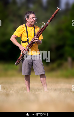 Ein Mann spielt das Fagott im Freien (Auvergne - Frankreich). Joueur de ...