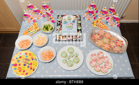 Ein Tisch voller Essen für ein Kinder Geburtstagsparty im Vereinigten ...