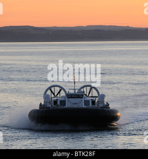 Hovercraft Solent Express Pkw Fährverbindung zwischen Southsea und Ryde ...