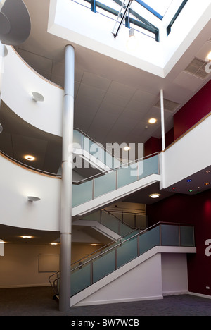 Eingang Foyer Atrium in Portsmouth Gymnasium neuen Wissenschaft Block ...