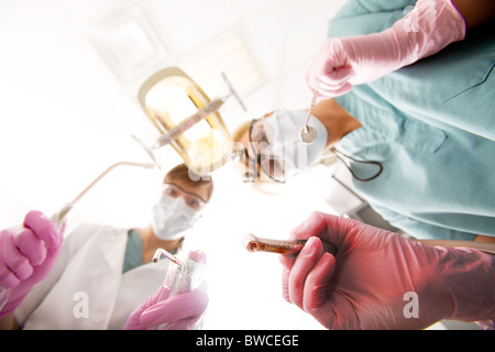 Ein Zahnarzt bereit, Bohren Sie an den Zähnen, Fokus auf den Bohrer ...