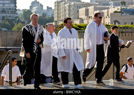jüdische Männer in Tracht, USA, Brooklyn, New York City Stockfoto, Bild ...