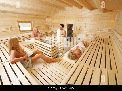 Sauna im Inneren Gruppe Wellness Holz Holzsauna Hütte Person gesund schwitzen Stockfotografie ...