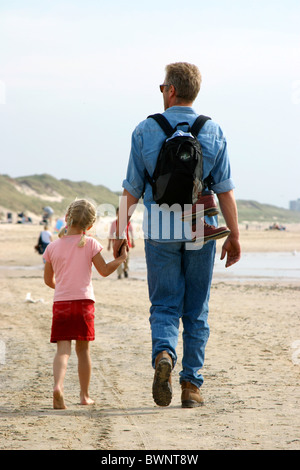 Die Hände eines kleinen Kindes und eines Elternteils, die zu Hause ...