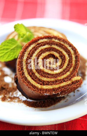 Biskuit rollen, mit Schokolade, Vanille und Berry Cream, verschiedene ...