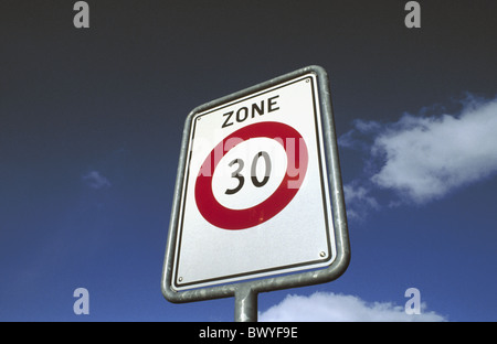 Schild Tempo 30 Zone, Einfamilienhaus in den Hintergrund, die ...