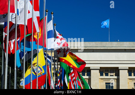 Die blaue Flagge der Vereinten Nationen und Fahnen aus allen Ländern im Gericht von Fahnen ...