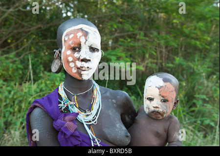 Surma Frau mit Körper-Gemälde und hält ein Baby Säugling Kibish, Omo ...