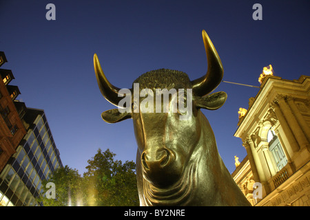 Deutschland, Frankfurt, Börse, Skulptur, Bull, Mann, finanzielle Papier ...