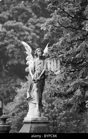 Weißer Marmor Engel am Grab Friedhof in München Ostfriedhof Deutschland ...