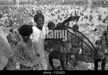 NIGERIA Westafrika nördlich Argungu Massen der Zuschauer und ...