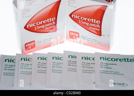 Zwei Kisten voller Nicorette Nikotinpflaster mit Patches angefacht vor ...