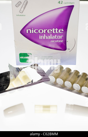 Eine Box mit Nicorette Inhalator und Patronen Stockfotografie - Alamy