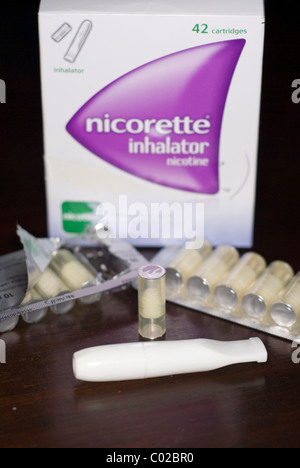 Eine Box mit Nicorette Inhalator und Patronen Stockfotografie - Alamy