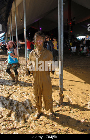 kleiner Junge Schlamm sitzen in einem See Stockfoto, Bild: 11437013 - Alamy