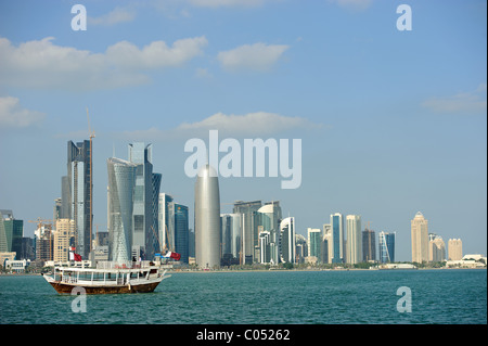 Traditionellen arabischen Dhow Boot auf dem Meer Corniche - Skyline von ...