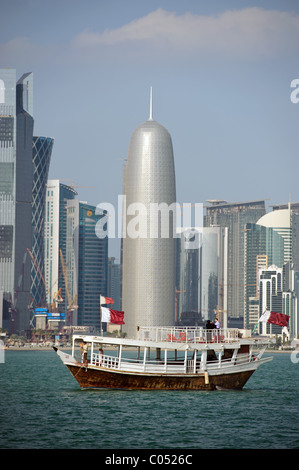 Traditionelle arabische Dhau-Boot auf der Corniche Meer - Stadt Skyline ...