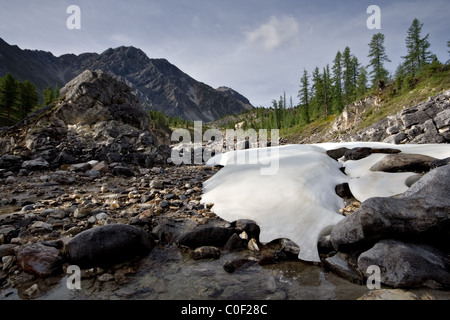 Landschaft mit Steinen und Eis. Sibirien. Ost-Sajan-Gebirge. Republik ...