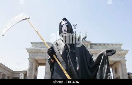 Der Sensenmann am Brandenburger Tor (Brandenburger Tor). Der Sensenmann ...