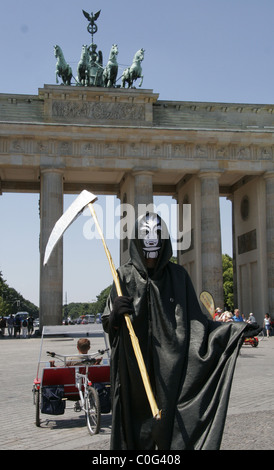Der Sensenmann am Brandenburger Tor (Brandenburger Tor). Der Sensenmann ...