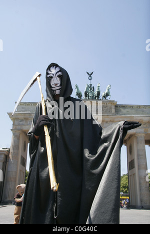 Der Sensenmann am Brandenburger Tor (Brandenburger Tor). Der Sensenmann ...