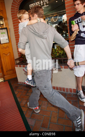 Ryan Phillippe bringt Sohn Deacon und Tochter Ava zu einer Klinik in ...