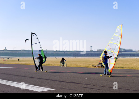 Windskaters am Tempelhofer Park, ehemaliger Flughafen Tempelhof, Berlin ...